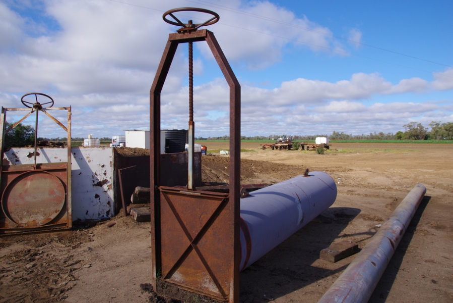 Lot 208 - Irrigation pipe & gate (750mm diameter, 4.1m length ...