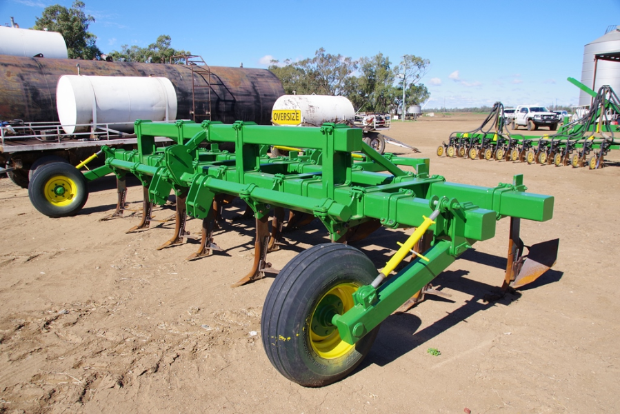 Lot 250 - 6 row G&C side buster | AuctionsPlus
