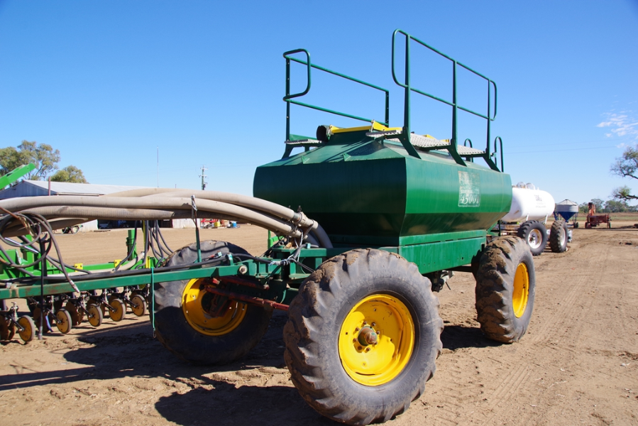 Lot 252 - 4,500L Simplicity air cart | AuctionsPlus