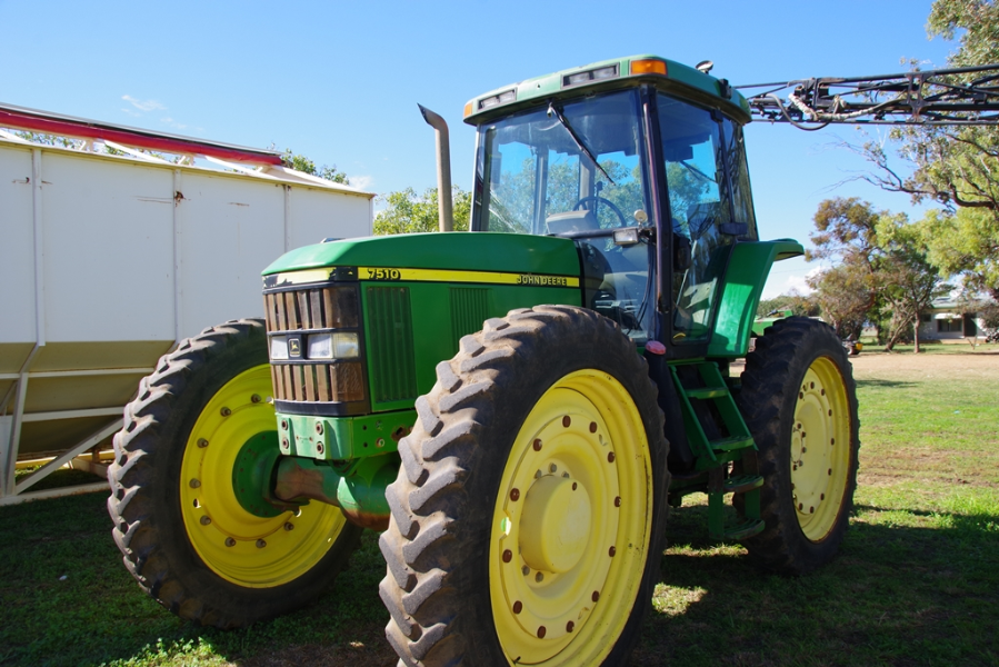 Lot 270 - John Deere 7510 tractor | AuctionsPlus