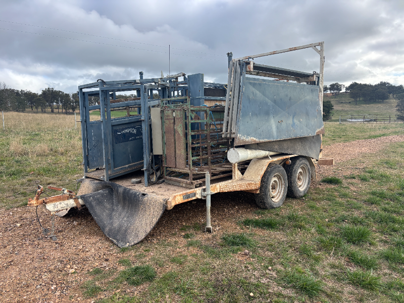 Lot 63 - Thompson Longhorn Portable Sheep Handler | AuctionsPlus