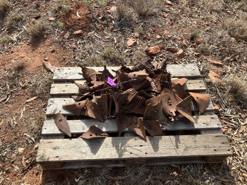 Lot 58 - Scarifier Points | AuctionsPlus