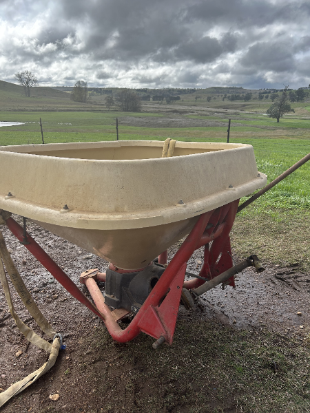 Lot 23 - Vicon 603 1 tonne Spreader | AuctionsPlus