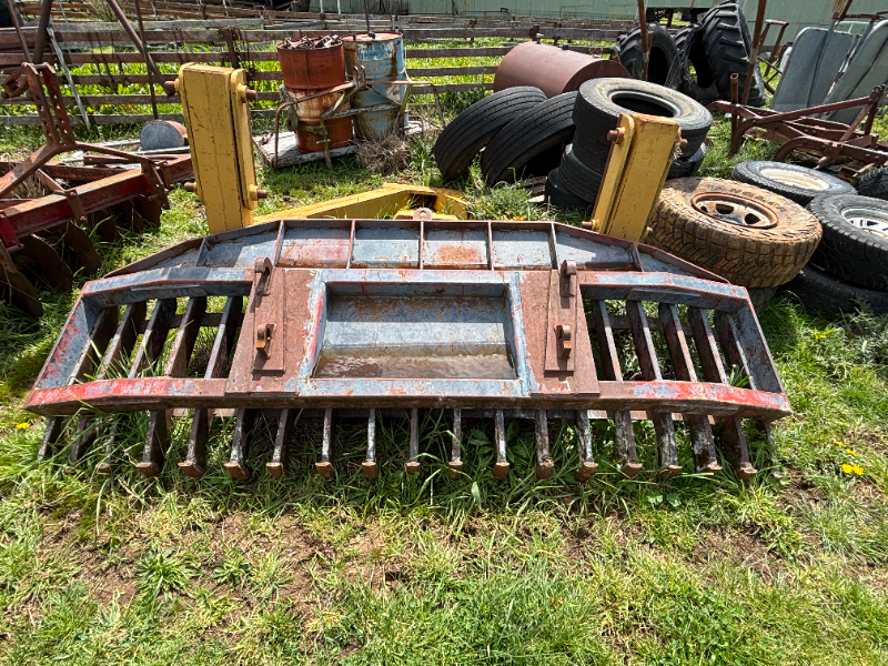 Lot 53 - Stick Rake | AuctionsPlus