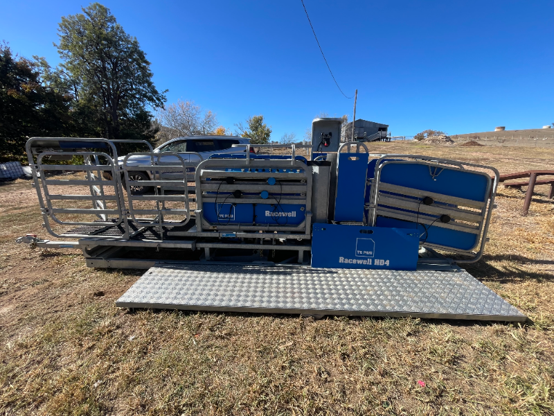 Lot 141 - Te Pari HD4 Handler and Trailer | AuctionsPlus