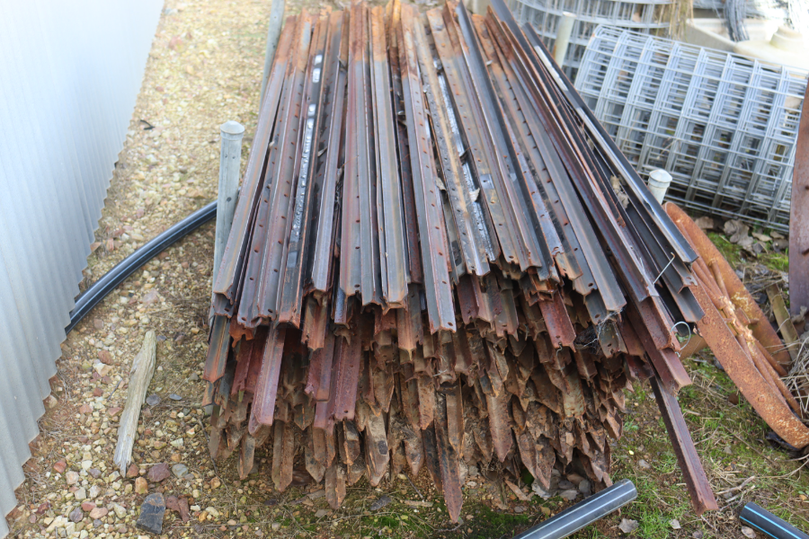 Lot 107 - 100 used star posts | AuctionsPlus