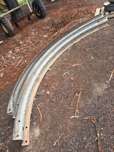 Lot 93 - Curved guard rails | AuctionsPlus