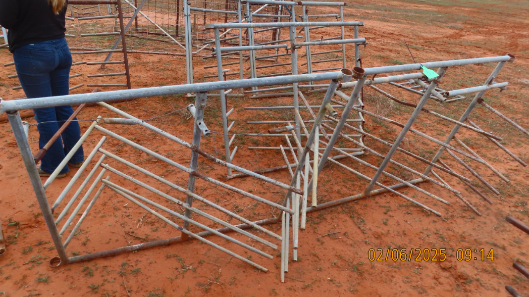 Lot 35 - Goat Traps | AuctionsPlus