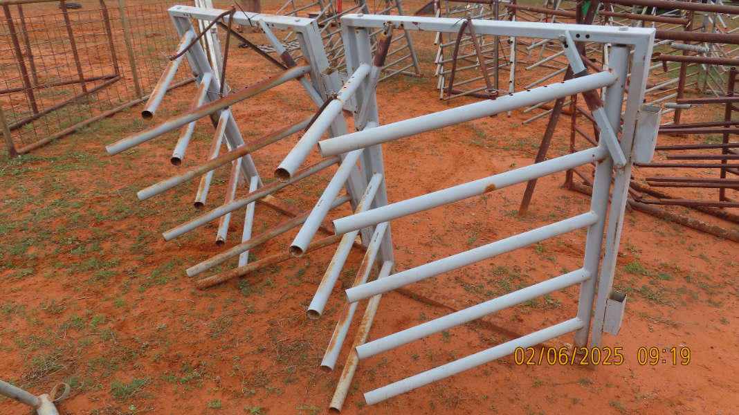 Lot 43 - Goat Traps | AuctionsPlus