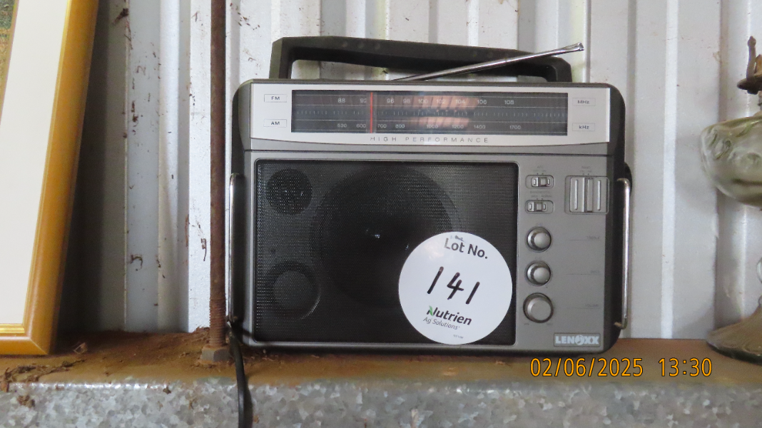 Lot 141 - Radio | AuctionsPlus