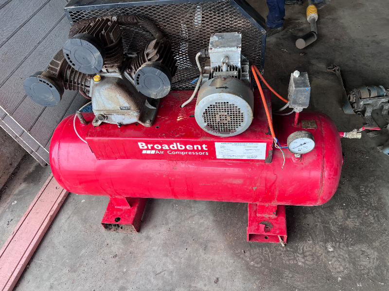 Lot 62 - BROADBENT COMPRESSOR | AuctionsPlus