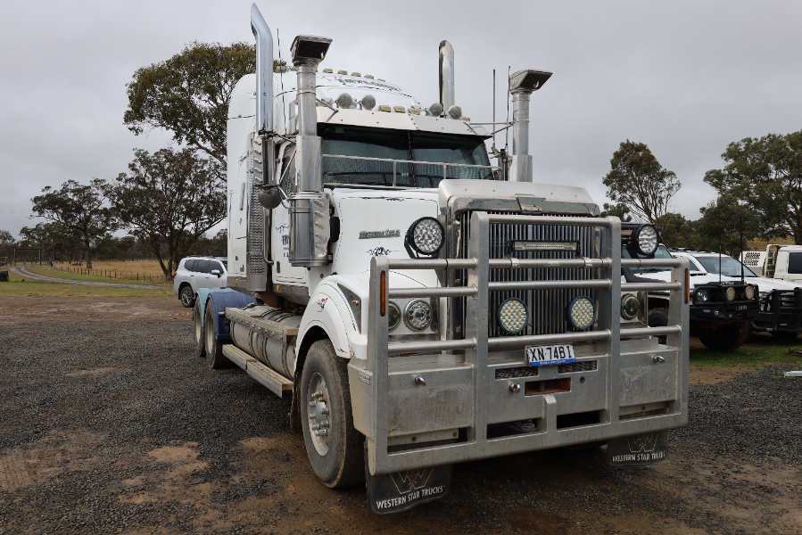 Lot 26 - 2013 Western Star 4900 | AuctionsPlus