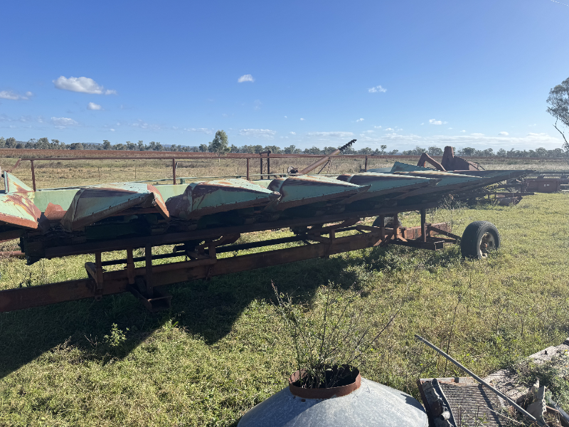 Lot 25 - International corn front and comb trailer | AuctionsPlus