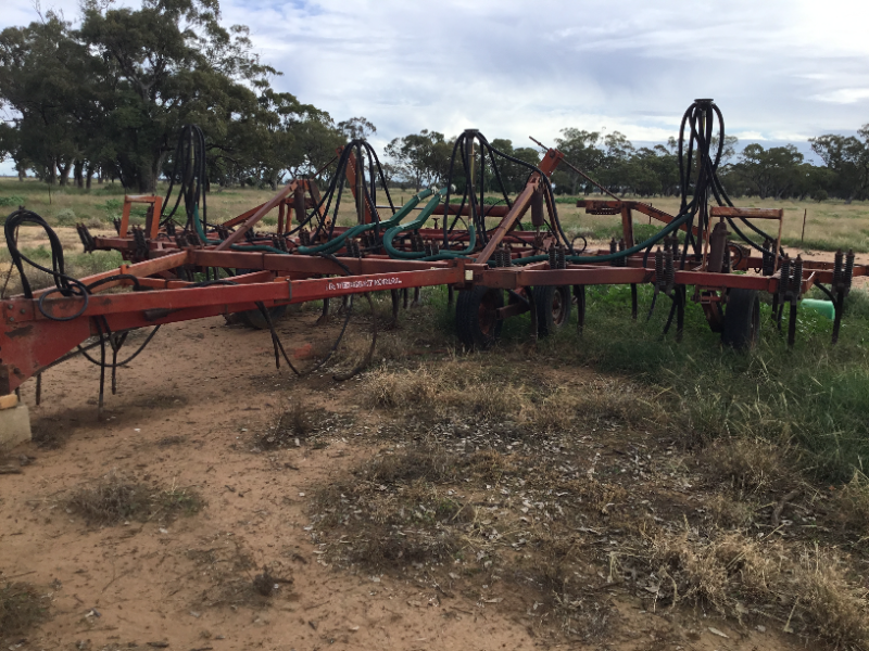 Lot 8 - CHISEL PLOUGH/ PLANTER 29 TYNE | AuctionsPlus