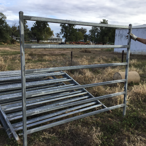 Lot 79 - 16 CATTLE PANELS CATTLE RAIL | AuctionsPlus