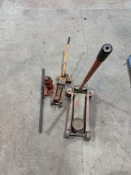 Lot 126 - 2 Trolley Jacks, 1 Hydraulic Jack | AuctionsPlus