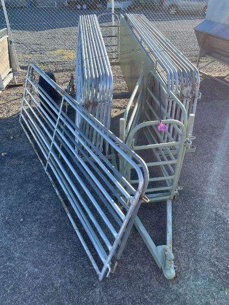 Lot 70 - 18 Panel Portable yards and draft set | AuctionsPlus