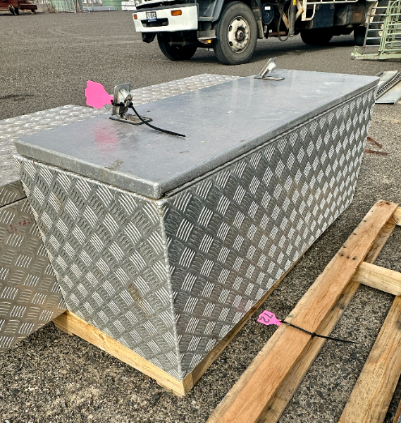 Lot 113 - Aluminium tool box with hinged lid | AuctionsPlus