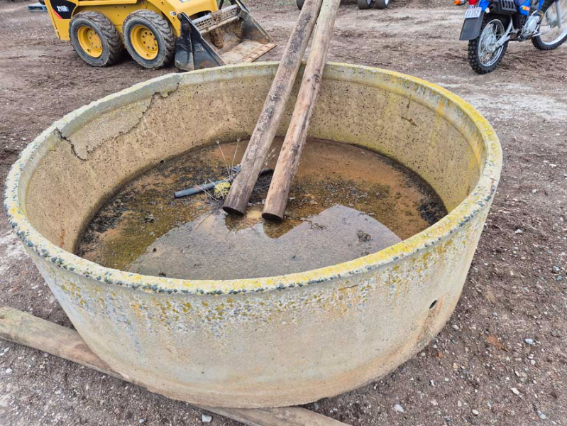 Lot 28 - Concrete Trough | AuctionsPlus