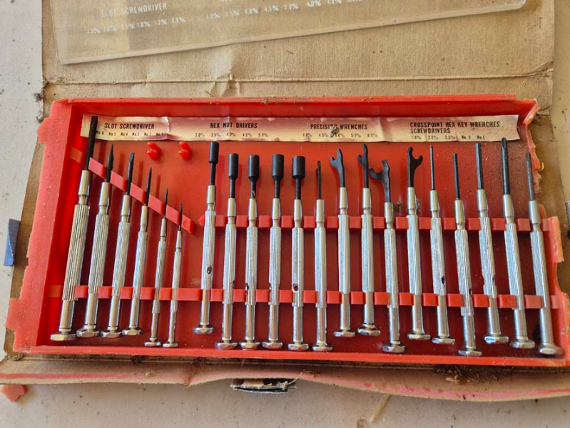 Lot 100 - 21 Piece Precision Screwdriver & Tool Set | AuctionsPlus