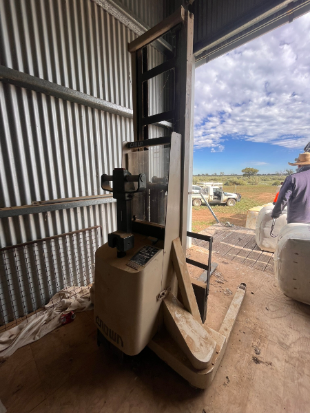 Lot 14 - Crown Lift Trucks W2T154 Walker Stacker | AuctionsPlus