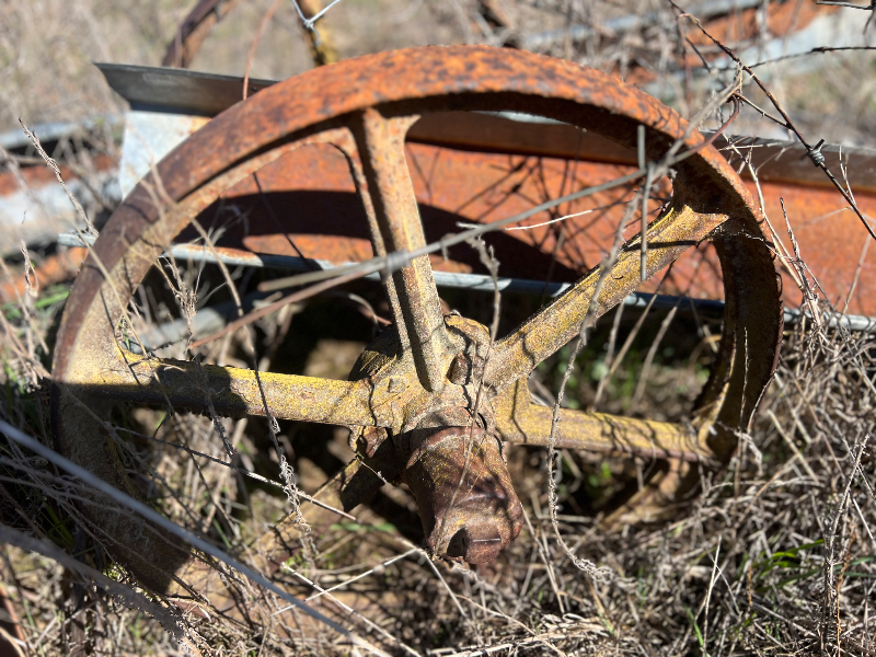 Lot 47 - Old steel wheels on axel | AuctionsPlus