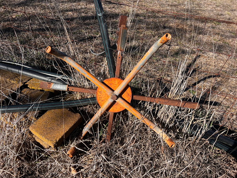 Lot 83 - Wire spinner, barb wire, 10 steel posts | AuctionsPlus