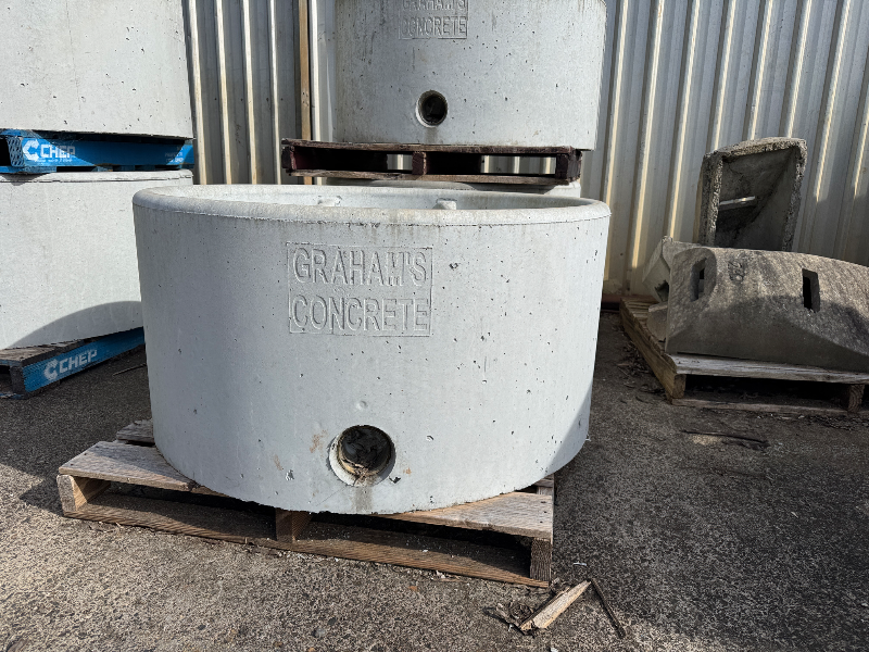 Lot 20 - Graham Round Concrete 4ft Trough | AuctionsPlus