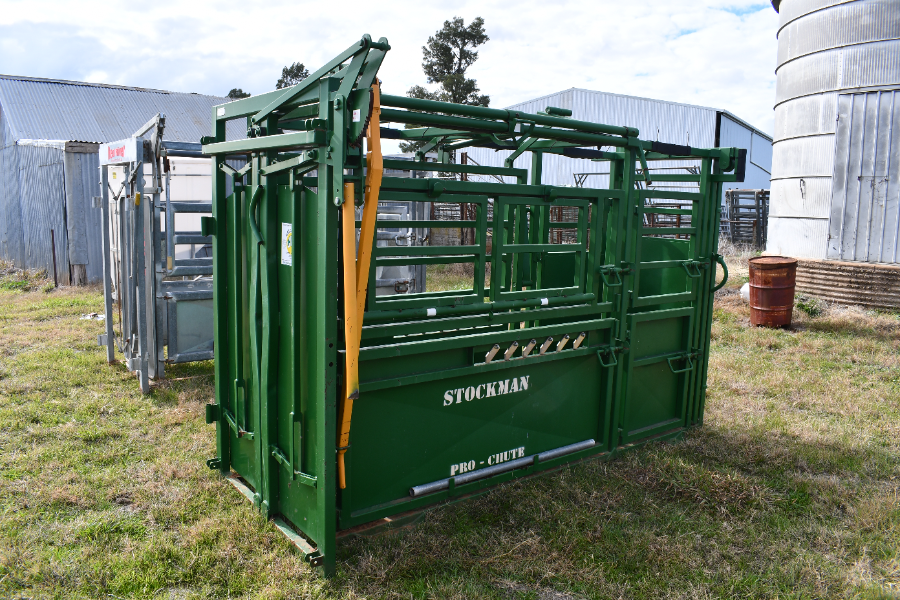 Lot 53 - Leichts CIA Stockman Pro-Chute cattle crush | AuctionsPlus