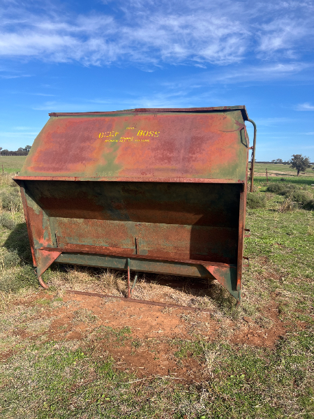 Lot 34 - HANS BEEF BOSS SELF FEEDER | AuctionsPlus