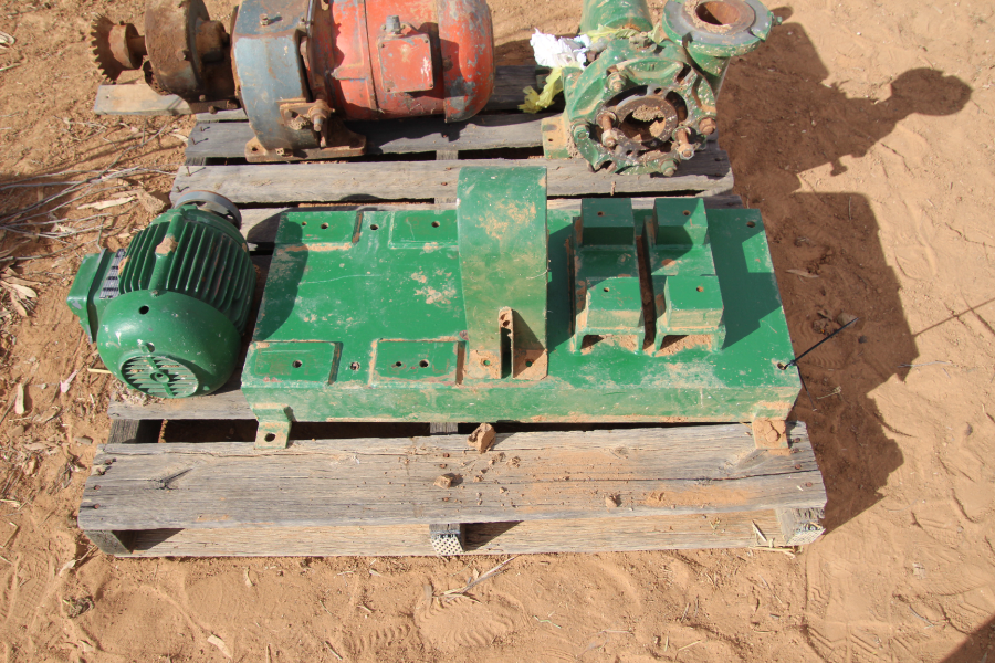 LOT# 145 - Newman Electric Motor & Weir Pump & Base | AuctionsPlus