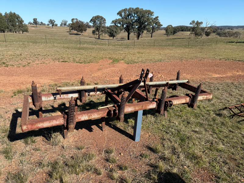 Lot 50 - 9 Tyne Yeomans Chisel Plough | AuctionsPlus