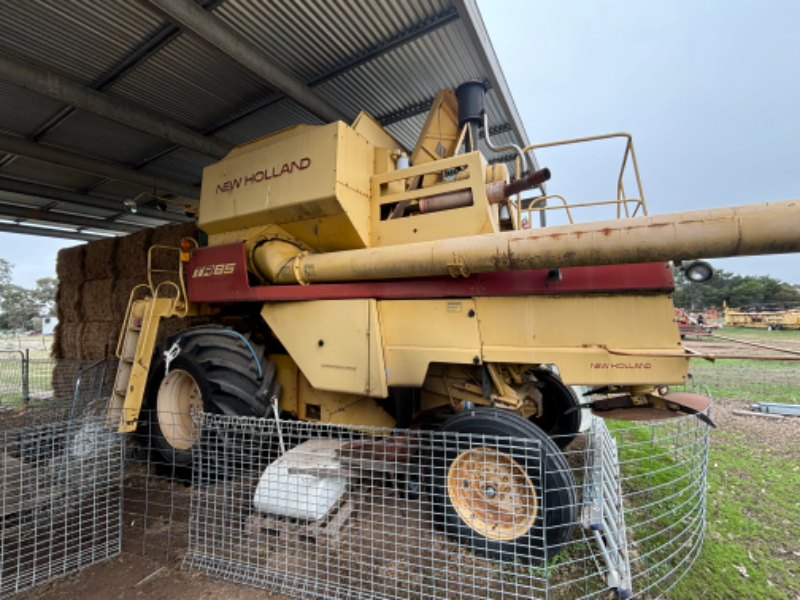 Lot 1 - 1981 NEW HOLLAND TR 85 HEADER WITH NEW HOLLAND 806 HEADER FRONT ...