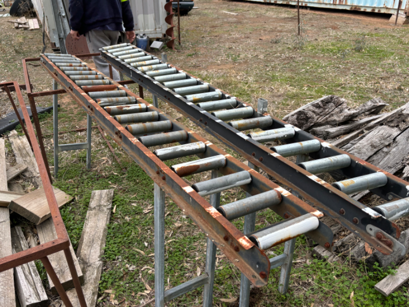 Lot 29 - 9' STEEL ROLLER BENCH | AuctionsPlus