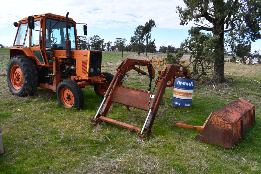 Lot 90 - Belarus 570 tractor and loader | AuctionsPlus