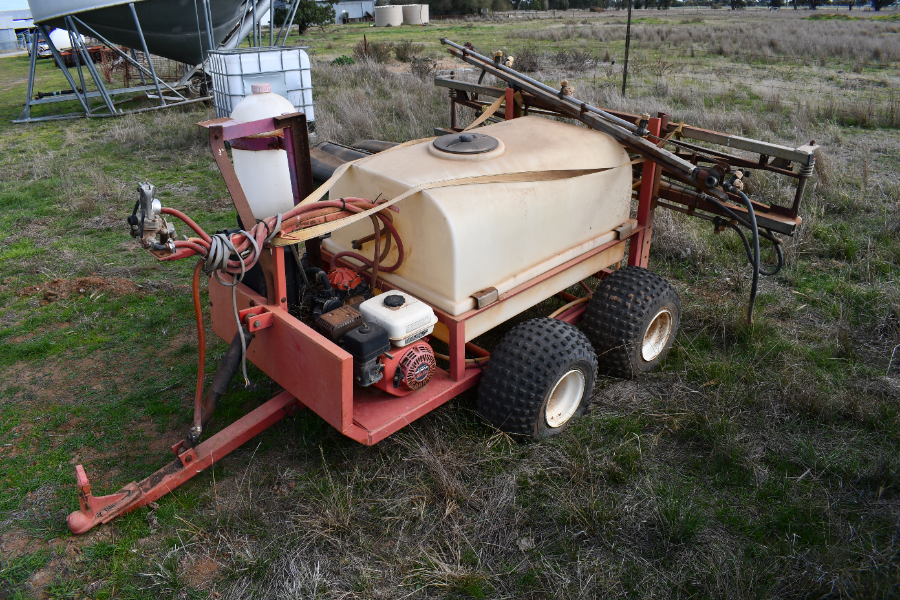 Lot 104 - Croplands 400lt boomspray | AuctionsPlus