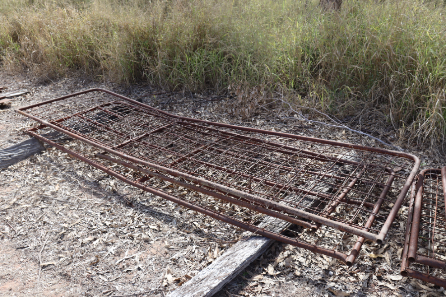 Lot 123 - Qty steel gates | AuctionsPlus
