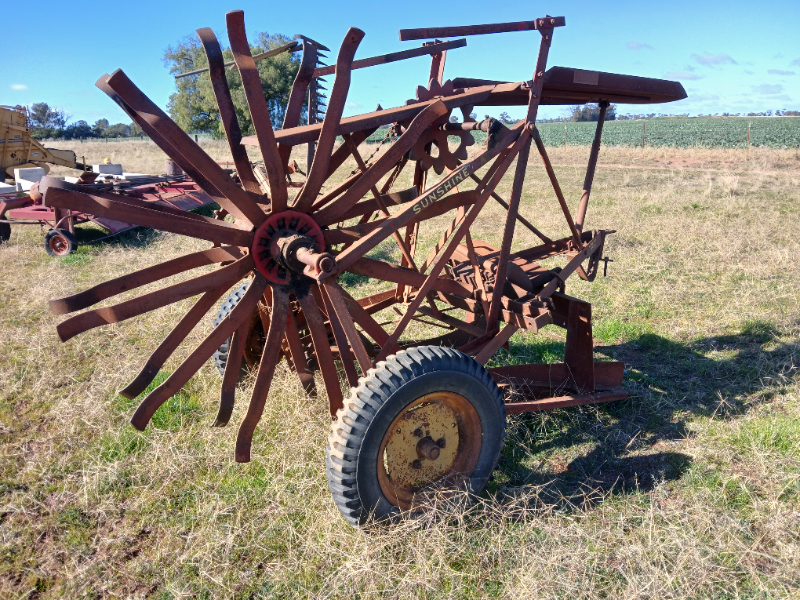 Lot 20 - SUNSHINE BALE LIFTER | AuctionsPlus