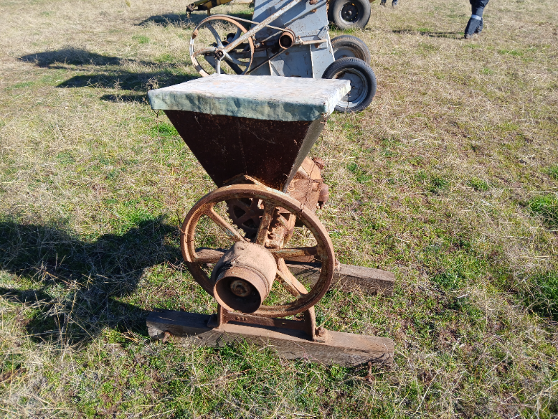 Lot 29 - DUPLEX JUNIOR 10 ROLLER MILL | AuctionsPlus