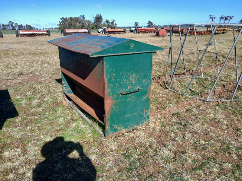 Lot 81 - ARROW SHEEP FEEDER | AuctionsPlus