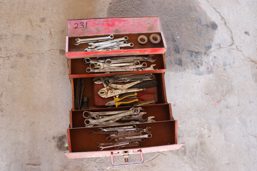 Lot 231 - Toolbox & tools | AuctionsPlus