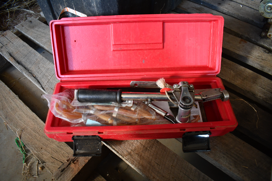 Lot 144 - Callicrate Smart Bander castrator | AuctionsPlus