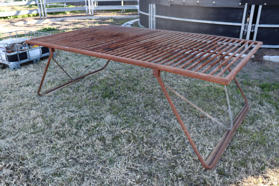 Lot 264 - Steel wool table | AuctionsPlus