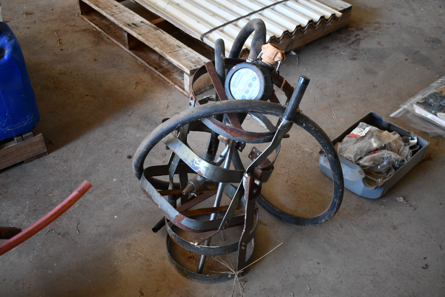 Lot 166 - 20lt drum tipper, flow meter & drum probe | AuctionsPlus