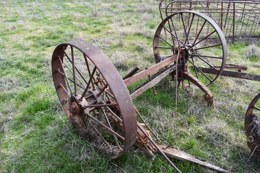 Lot 185 - 2x steel wheels, axle & springs (large) | AuctionsPlus