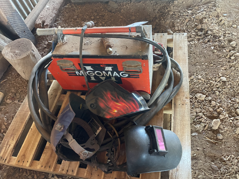 Lot 32 - Migo Mag 260 amp Mig Welder with remote wire feeder,15 amp, 4 ...