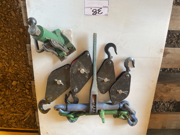 Lot 38 - 4 x Sturdee Pulley Blocks, 1 x Bead Cheata, 2 rachet tie downs ...