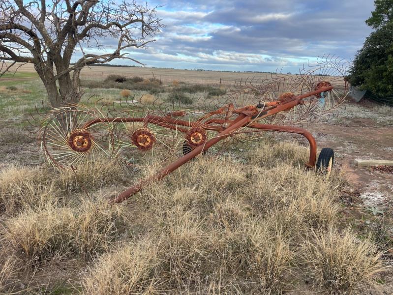 Lot 323 - 6 Wheel hay rake | AuctionsPlus