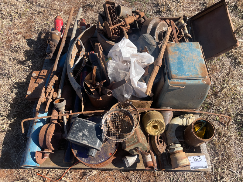Lot 163 - Sundry items including bottle jacks, pipe vice ,sundry tools ...