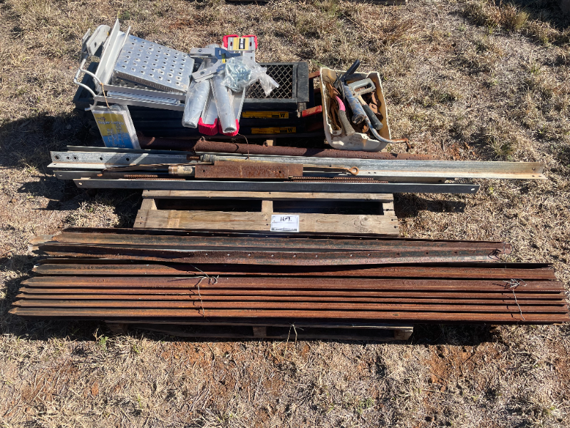 Lot 169 - 10 x 1800mm steel posts, steel pegs, 2 x mech pro steel fold ...